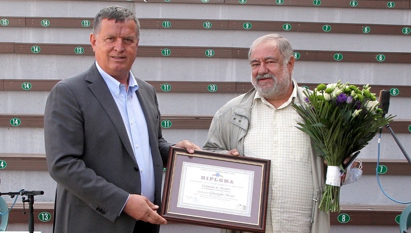 Gheorghe Dican, preşedintele UAP Vâlcea, a primit Diploma de Cetăţean ...